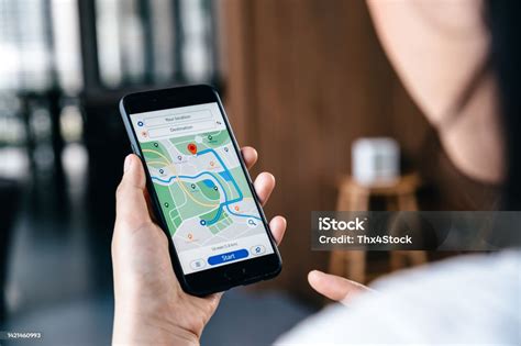 스마트 폰에서 온라인지도에서 위치를 검색하는 젊은 여성의 손 지도에 대한 스톡 사진 및 기타 이미지 지도 휴대전화 쥠 Istock