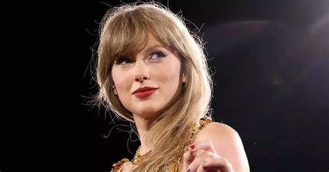 Taylor Swift Suffers Awkward Wardrobe Malfunction On Stage As She