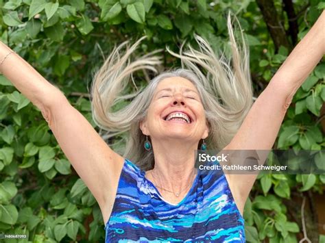 나이 든 여자는 긴 머리가 머리 위로 날아가면서 기쁜 마음으로 팔을 들어 올린다 여름에 대한 스톡 사진 및 기타 이미지 여름 재미 한 명의 여자만 Istock