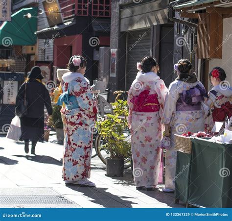 Junge Japanische Frau Gekleidet Im Kimono Der In Markt Mit Zurück Zu