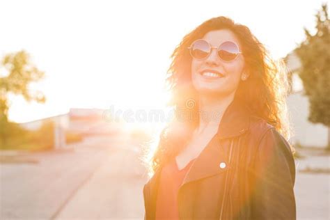 Outdoors портрет красивой молодой женщины на заходе солнца нося M Стоковое Изображение