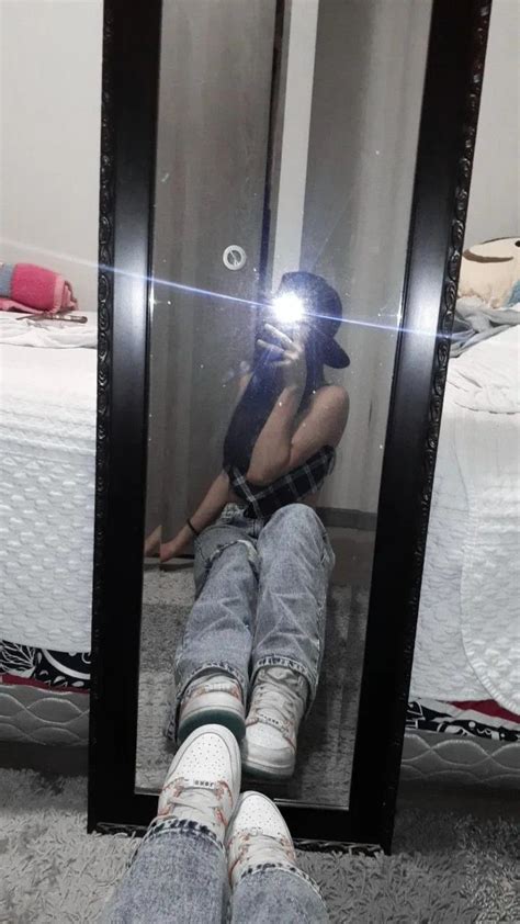 Pose En 4 Frente Al Espejo