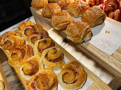 Premium Photo Close Up Group Of Fresh Baked Cinamon Rolls Super