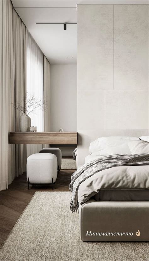 Современная спальня с белыми стенами и деревянным полом