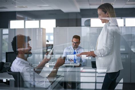 컴퓨터 검사 문서를 사용 하 여 사무실에서의 세 동료 사업 사람들은 사무실에서 3 명에 대한 스톡 사진 및 기타 이미지 3 명 기업 재무와 산업 남자 Istock