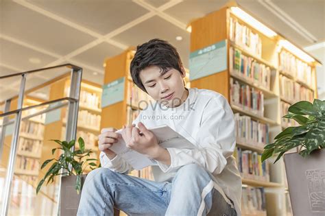 남성 독서 사진 무료 다운로드 Lovepik