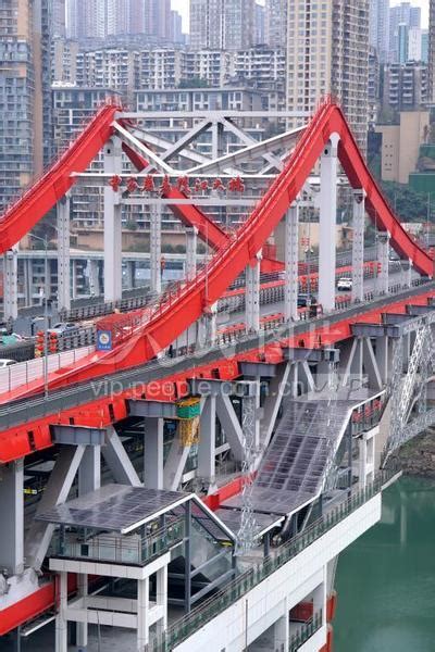 重庆：全国首个桥上轨道站即将开通运营 人民图片网