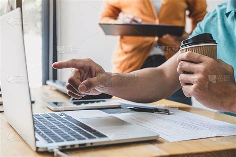 两名专业程序员在公司台式电脑上合作开发网站项目,编码和输入数据代码,使用html Php和java 两名专业程序员在公司台式电脑上合作开发网站项目,编码和输入数据代码,使用html Php和java