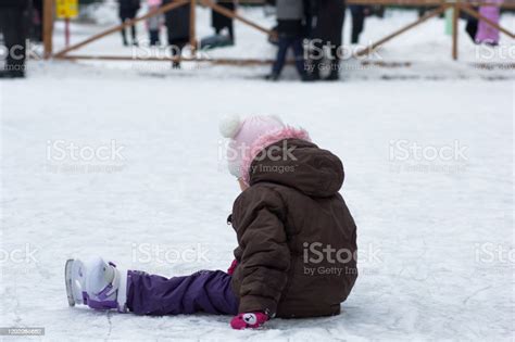 겨울에 다리에 스케이트와 함께 링크에 앉아 3 세의 백인 아이의 측면보기 개발에 대한 스톡 사진 및 기타 이미지 개발 겨울 경관 Istock
