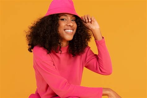 Femme Vue De Face Qui Pose En Studio Photo Gratuite