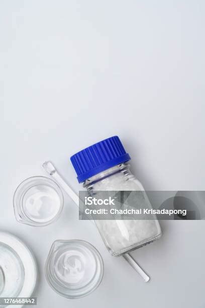 유리 용기에 마이크로 결정 왁스 화장품 및 세면도구 제품의 화학 성분 교반 로드 비커 용매 병 에를렌마이어 플라스크 0명에 대한 스톡 사진 및 기타 이미지 Istock