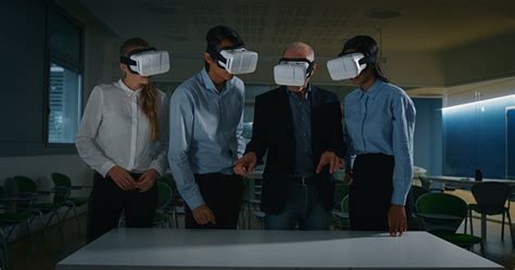 디자이너 그룹은 사무실에서 새로운 세계 적인 글로벌 프로젝트 실현을 위해 증강 현실 홀로그램미래형 정교한 기술 화면을 사용하고 있습니다 4 명에 대한 스톡 사진 및 기타