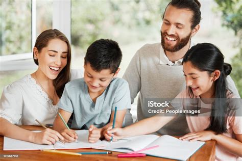 가족 글쓰기 그림 그리기 및 집에서 함께 공부하는 가족 글쓰기로 학습 교육 및 숙제 부모와 자녀는 행복하고 평온함을 느끼면서 함께 시간을 보내고 있습니다 가족에 대한 스톡