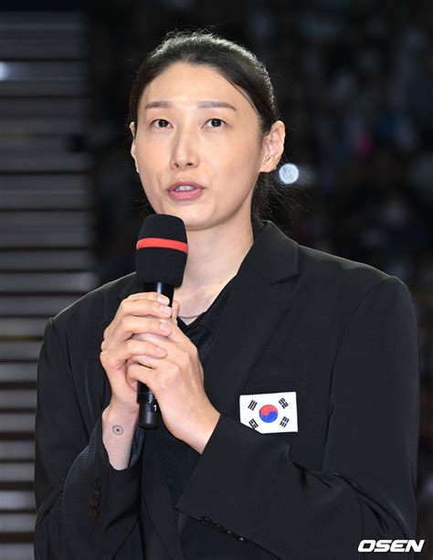 배구여제 김연경 레전드 10인과 함께 국가대표 은퇴식 태극기 달고 정말 오랫동안 뛰었다 울컥하는 마음 오쎈 잠실