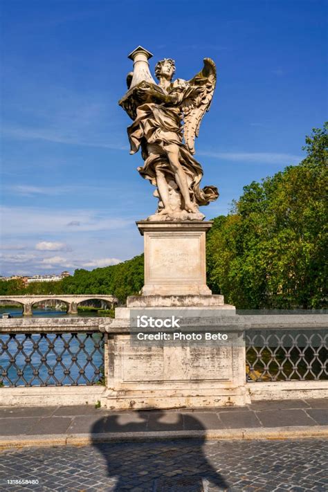 따뜻한 빛이 천사 동상과 로마의 폰테 산탄젤로를 따라 난간을 둘러싸고 있습니다 0명에 대한 스톡 사진 및 기타 이미지 0명 Hd 포맷 가로수 Istock