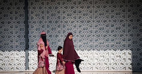 이드 알피트르 기도 후 사원 떠나는 무슬림 여성들