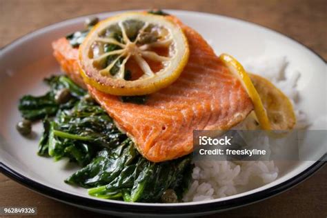 쌀과 시금치 장식과 함께 연어 등심 생선 스테이크 레몬 연어 겉만 태우기에 대한 스톡 사진 및 기타 이미지 겉만 태우기 연어 해산물 팬 주방용구 Istock