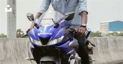 낮 동안 파란색과 검은색 오토바이를 타는 빨간 헬멧을 쓴 남자 사진 Unsplash의 무료 인도 이미지