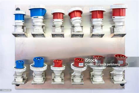 선반에 산업에서 전기 고전압을위한 다양한 다채로운 빨간색 파란색 전기 기계 전원 플러그 커넥터 0명에 대한 스톡 사진 및 기타