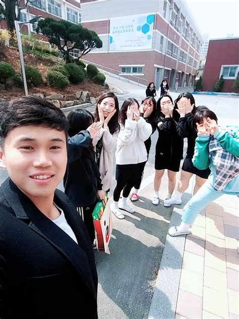 십대의 셔틀 십대의셔틀 아산♥ 아이들이 가끔 교회를 빠질 때 어떤 마음일까를 오늘 경험했습니다 오늘 따라 아침에 학교 앞 전도 가는데 마음이 무거웠습니다 가끔 그럴