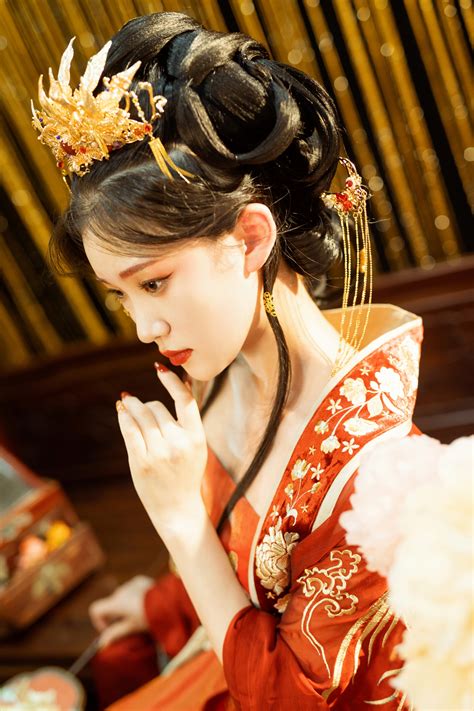 아트 이미지 20220905 붉은 옷을 입은 여인이 서로를 바라보고 뒤를 돌아본다 야옹야옹 V2ph