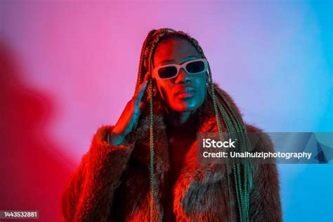 빨간색과 파란색 Led 조명이 있는 머리띠를 가진 흑인 민족 여성 선글라스를 쓴 스튜디오 촬영 20 24세에 대한 스톡 사진 및 기타 이미지 Istock