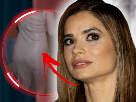 Nikad Smelija Marija Karan U Providnoj Haljini Uvija Se Uz Muziku I