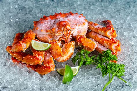 큰 빨간 캄차카 게 얼음에 거짓말 발톱 체리 레몬과 라임의 조각은 둥근 슬라이스 주위에 거짓말 신선한 허브와 함께 빛 상단 측면보기 주위 Washoku에 대한 스톡 사진 및