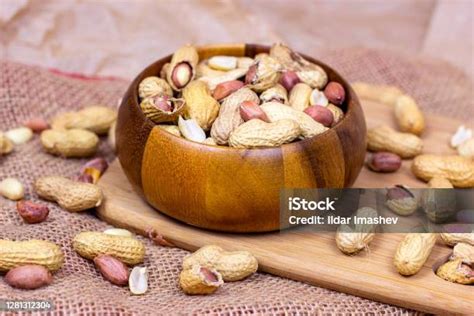 가벼운 종이 배경에 갈색 둥근 나무 그릇에 너트 껍질에 원시 껍질을 벗기지 않은 땅콩 너트 0명에 대한 스톡 사진 및 기타 이미지 0명 갈색 개체 그룹 Istock