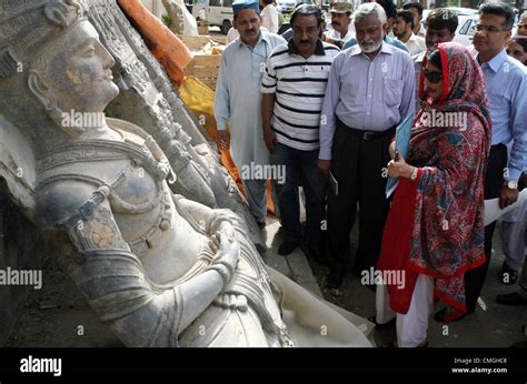 7th Aug 2012 Sindh Culture Minister Sassi Palejo Looks The Budha Statues After A Press