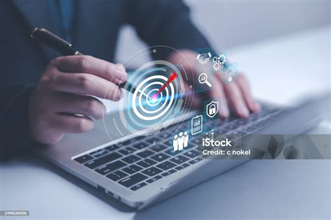 사업 목표 사업 개발 성공 구매자 페르소나 및 대상 고객 개념에 대한 조치를 계획합니다 펜을 들고 목표물을 가리키며 성장하는 화살표 전략 성공 위에 있는 사업가 0명에 대한