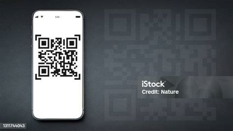 Qr 코드를 지불합니다 결제를 위한 모바일 스마트폰 화면 온라인 결제 어두운 배경의 디지털 스마트폰에 Qr 코드 스캐너로 바코드를 스캔합니다 비즈니스 및 기술 개념 0명에