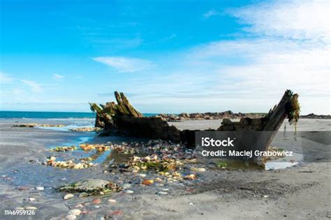바다와 맑은 푸른 하늘에 대 한 해변에 목조 보트의 오래 된 난파선 북아일랜드에서 아일랜드어 바다의 해안 0명에 대한 스톡 사진 및 기타 이미지 Istock