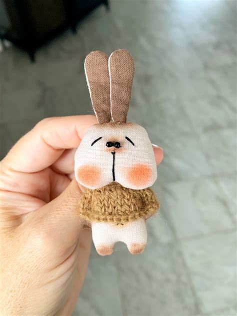 Зайчик мальчик Брошь ручной работы Символ 2023 года купить в каталоге «Куклы ручной работы