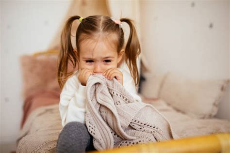 2 700 Menina Chorando Na Cama Fotos De Stock Imagens E Fotos Royalty