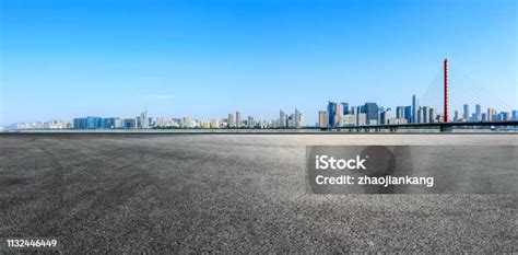 항저우에 건물이 있는 빈 아스팔트 광장과 도시 스카이라인 0명에 대한 스톡 사진 및 기타 이미지 0명 거리 건물 외관 Istock