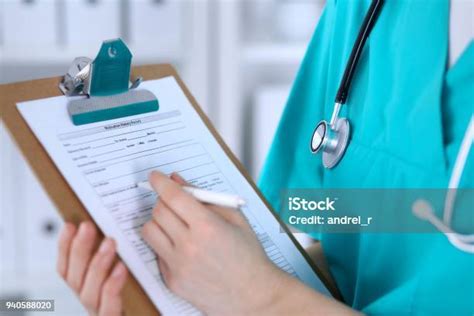 클립보드 근접 촬영에 의료 양식을 작성 여성 의사 의사 병원에서 하 고 처방전을 줄 준비가 도움을 그의 환자를 검사 마무리 의료 보험 및 의학 Concep 개념에 대한 스톡