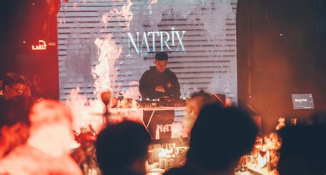 무료 이미지 미술 환대 주황색 음악가 공연 예술 단계 세례반 예술가 음악 회장 마젠타 행사 음악회 장난 악기 액세서리 대중 음악 록 콘서트