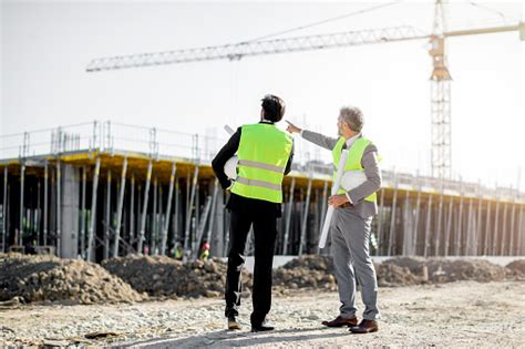 건설 현장 점검 문서 및 비즈니스 워크플로우의 설계자 및 엔지니어 건물 외관에 대한 스톡 사진 및 기타 이미지 건물 외관 건설 산업 건설 현장 Istock