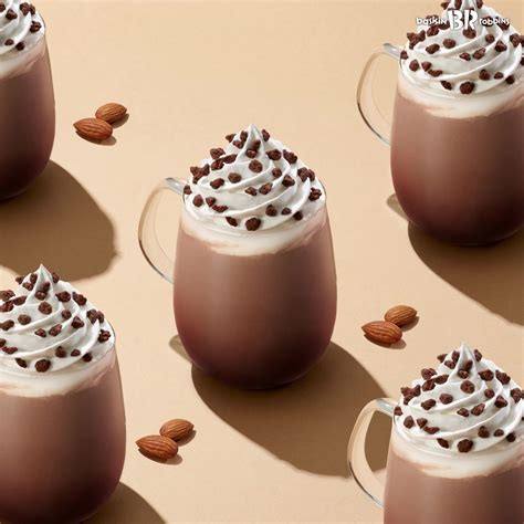 인기 플레이버 아몬드 봉봉이 부드러운 라떼로 재탄생 했어요 🥤 추운 겨울⛄ 고소한 바닐라와 진한 초콜릿이 담겨 부드러운 초코라떼로 재탄생 한 아몬드봉봉초코라떼 를