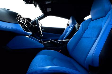 유니크한 색상으로 돌아온 신형 스포츠카 탑재된 신기능에 깜짝