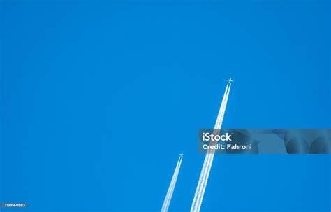 흰색 응축 트랙이있는 두 비행기 증기 흔적과 맑고 푸른 하늘에 제트 비행기 비행기 개념으로 여행 비행기 엔진에서 배기 가스의 흔적 흰색 줄무늬가있는 항공기 0명에 대한 스톡