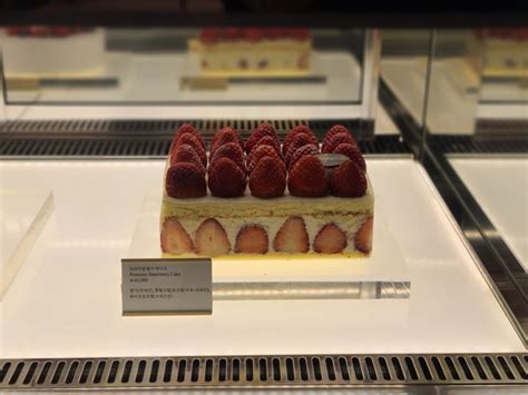 [제주도 여행 2일차] 롯데호텔제주 델리카한스 프리미엄딸기케이크 And화이트에끌레어 네이버 블로그