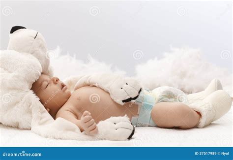 Спать младенец с медведем стоковое изображение изображение