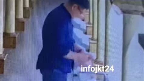 Viral Pria Diduga Ganti Qr Code Kotak Amal Masjid Awas Modus Penipuan
