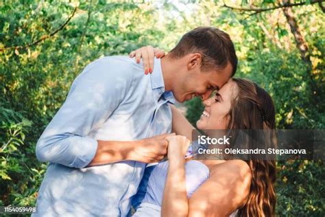 사랑에 젊은 부부는 손을 잡고 포옹과 나무 터널에 미소 남자는 여자를 기울 였다 갈색 머리에 대한 스톡 사진 및 기타 이미지 갈색 머리 감정 공원 Istock