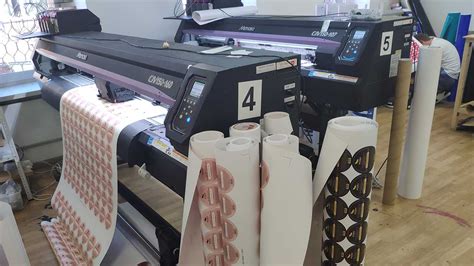 Печать наклеек на самоклеющейся пленке на заказ в Москве