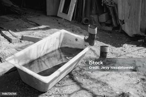 낡은 건물을 배경으로 한 오래된 고무 장화의 예술적 사진 실종자 0명에 대한 스톡 사진 및 기타 이미지 0명 Crash Site 강철 Istock