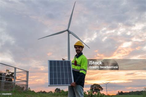 풍력 발전 단지에 태양 전지를 설치하는 기술자 풍차의 시스템을 점검하는 서비스 엔지니어 풍력 터빈은 전기를 생산합니다 청정 및 재생 가능 에너지 개념 개발에 대한 스톡 사진