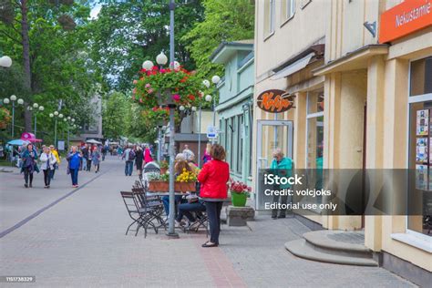 도시 유 르 말라 라트비아 공화국 관광객과 건물이 있는 도시 스트리트 뷰 조 마스 거리에서 걷는 사람들 여행 사진 201925 수 거리에 대한 스톡 사진 및 기타 이미지
